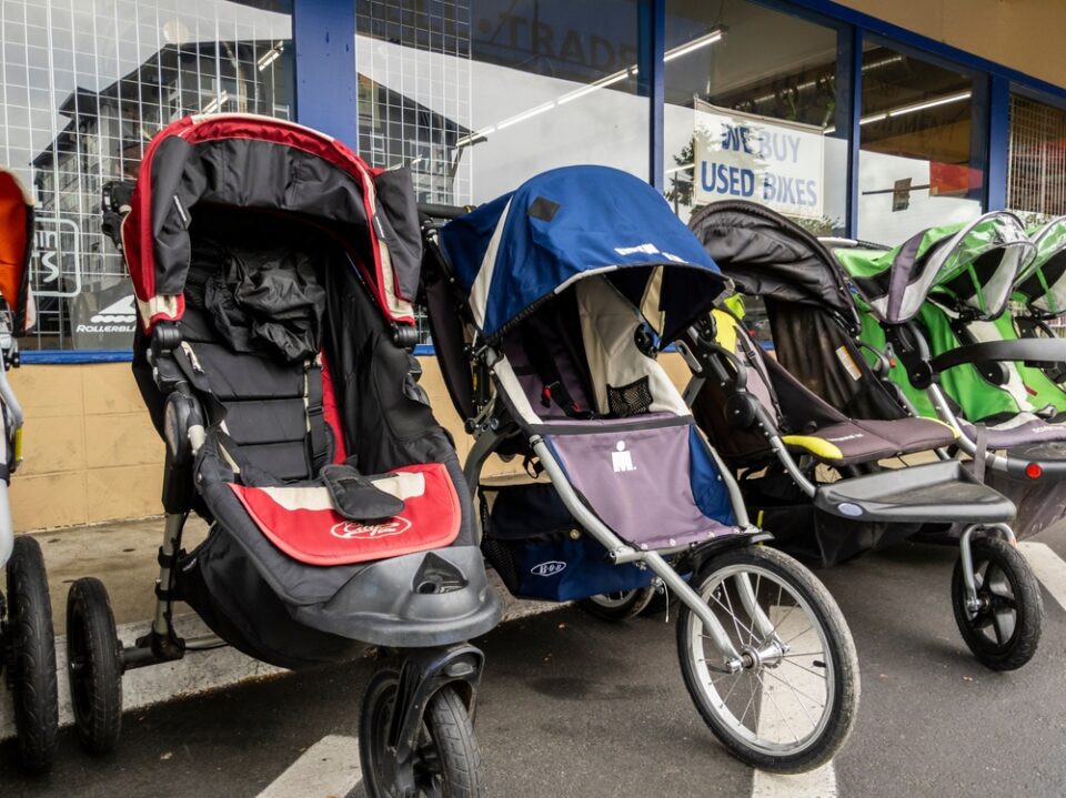 4 Best Strollers For Snow To Keep Your Baby Safe And Cozy